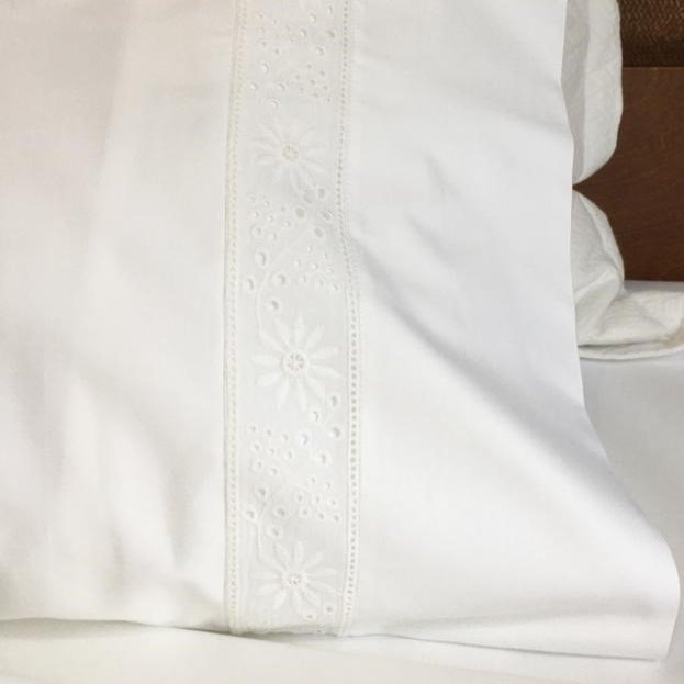 Set de Sábana Broderie Modelo Isabelle 300 Hilos – Dominga Cerón